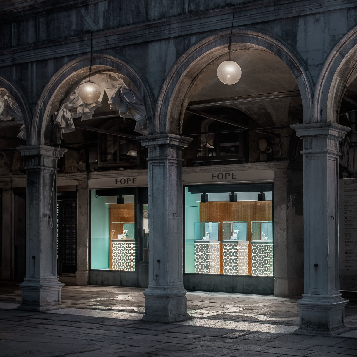 Necklaces in 18ct gold - Chocker, Lariat and more styles