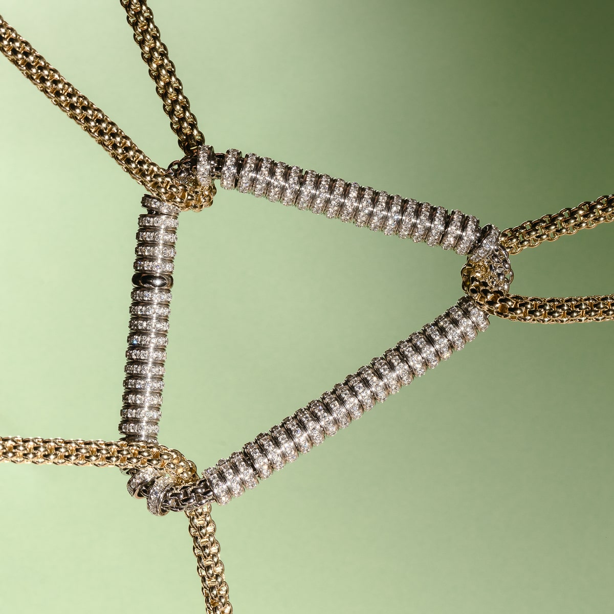 Flexible jewellery in 18ct gold, contemporary luxury